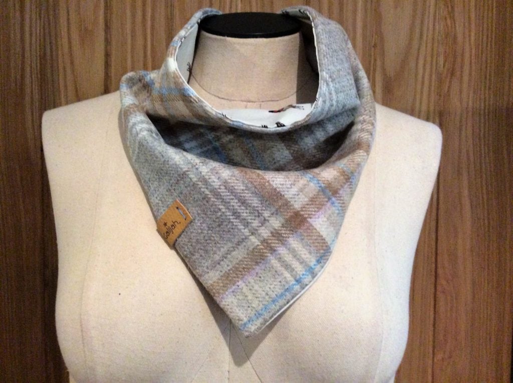 Neck Wrap Light checked Tweed with Ivory ditsy horse lining - Galijah